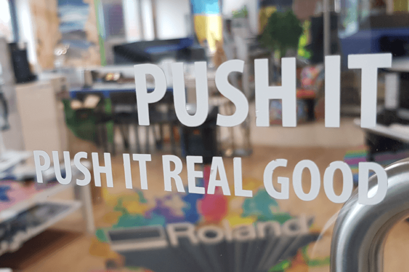 Letras en vinilo de corte para vidrio | Uso de un plotter de corte para ...